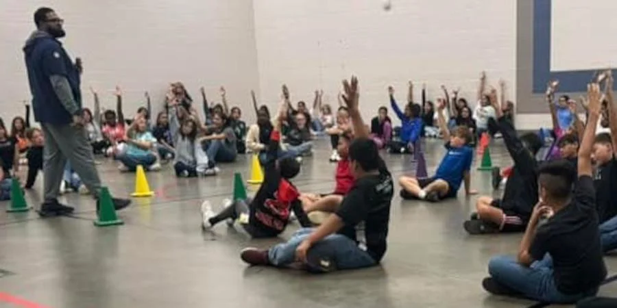 Former NFL player provides words of encouragement to students at ...
